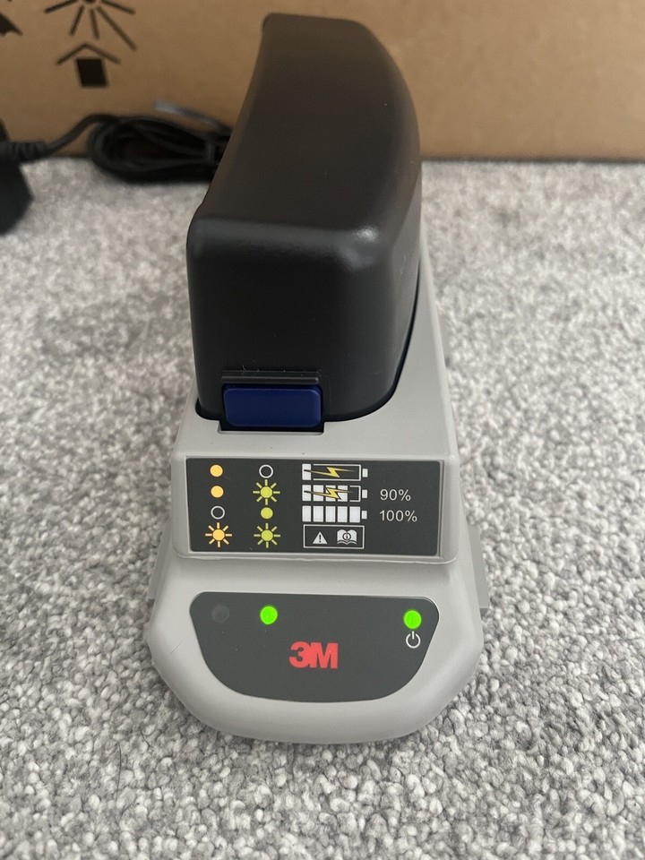 3M Versaflo Battery Charger With 3M TR-332 Battery + 3M Speedglas Carry ...