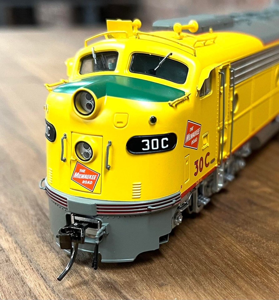 RAPIDO 28556 HO SCALE E8 A/B Set Milwaukee Rd #30C/30B UP YELLOW DCC ...