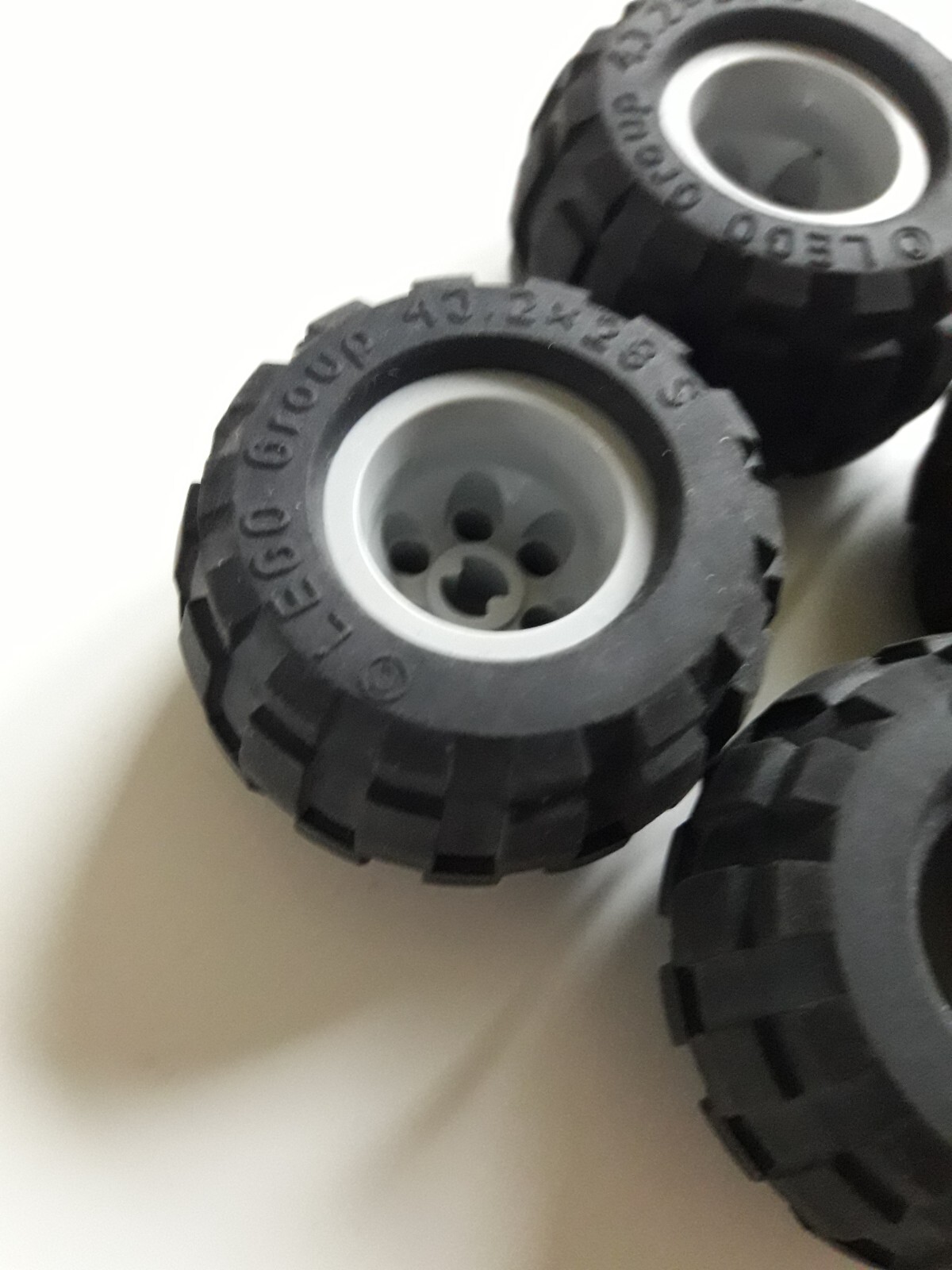 Lego Technik 4x Reifen Räder 43.2x28s mit 3 grauen Felgen | eBay.de