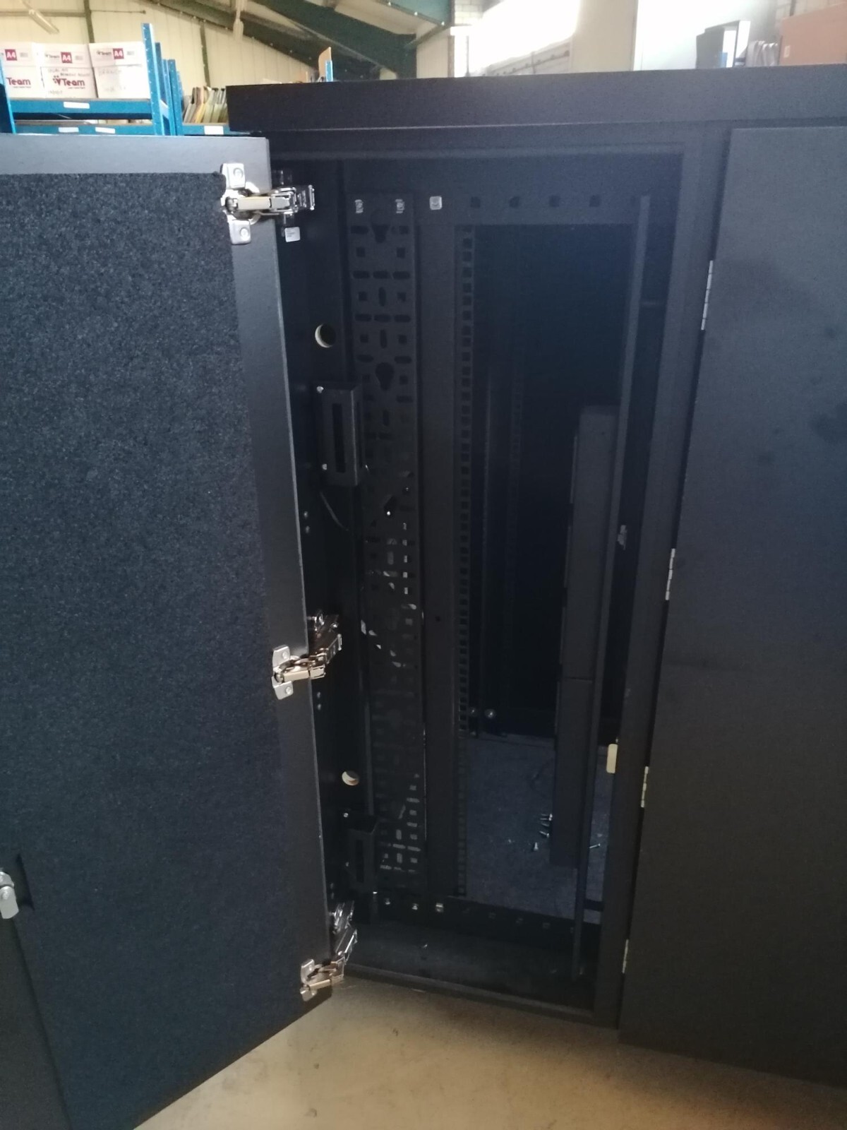 APC AR4024IX429 Netshelter CX 24U Soundproof 19" Server Rack Cabinet ...