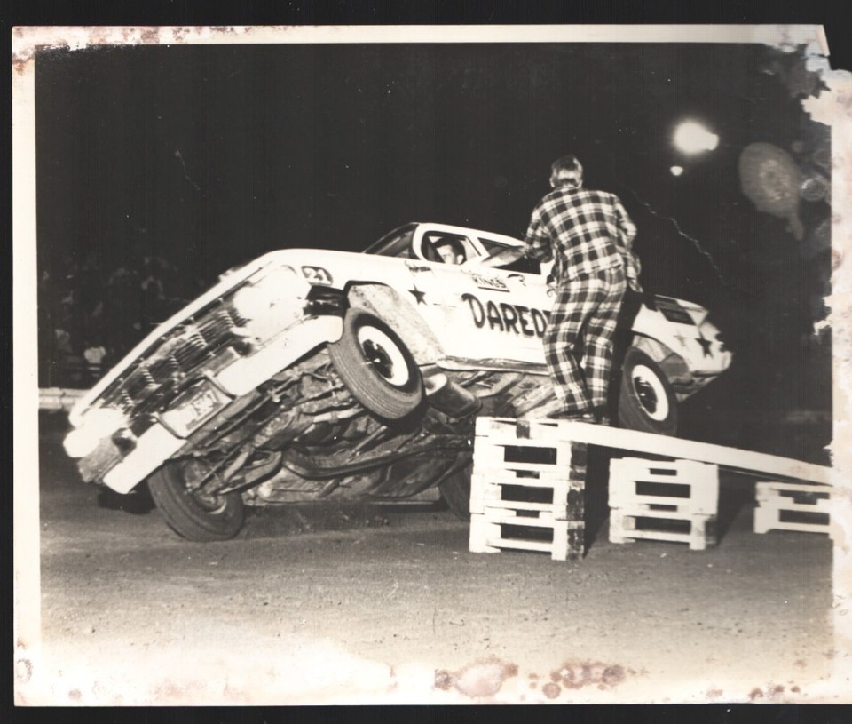 #21 Auto Daredevil Car B & W 8 x 10 Photo 1960's-Car drives on 2 wheels ...