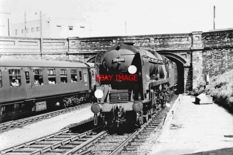 PHOTO SR WEST COUNTRY CLASS LOCO NO 34001. EXETER. PULLS INTO ...