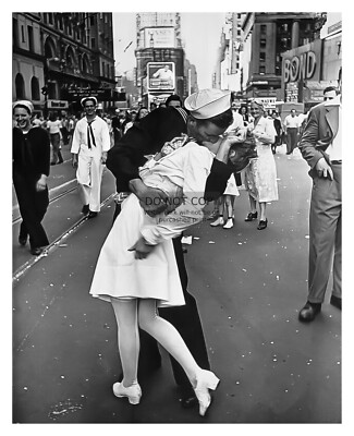 WW2 VICTORY DAY KISS IN TIMES SQUARE NEW YORK 1945 8X10 PHOTO | eBay