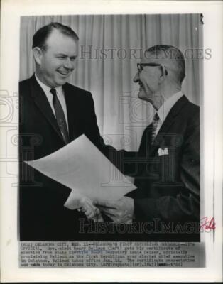 1962 Press Photo Governor-elect Henry Bellmon gets certificate from ...