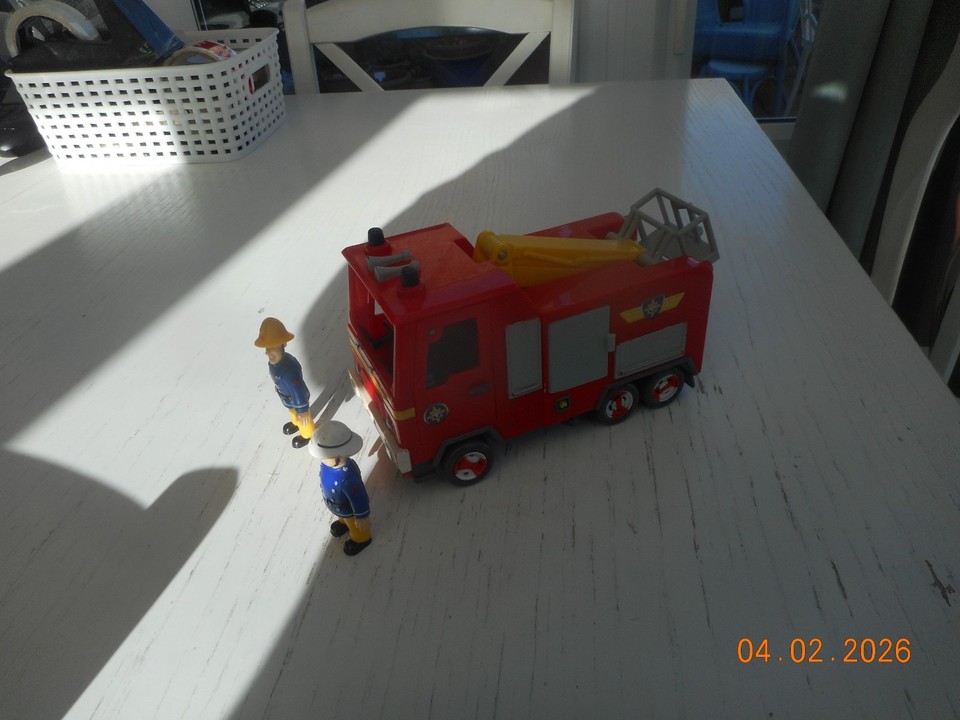 2009 Jupiter Fire engine with Fireman Sam &Fire Office Steel Figures ...