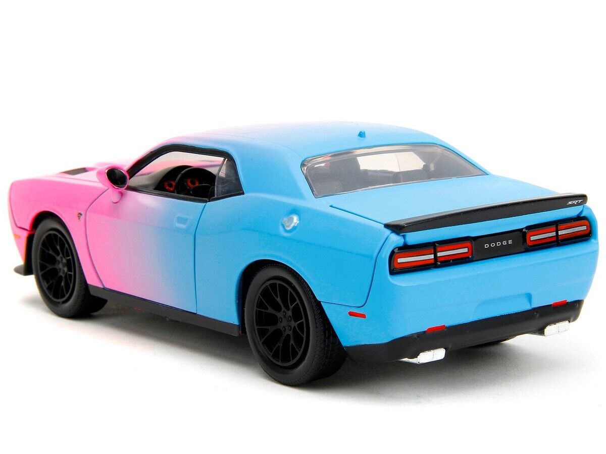 Jada 1:24 - 2015 Dodge Challenger SRT Hellcat Pink and Blue Jada 1:24 - 2015 Dodge Challenger SRT Hellcat Pink and Blue