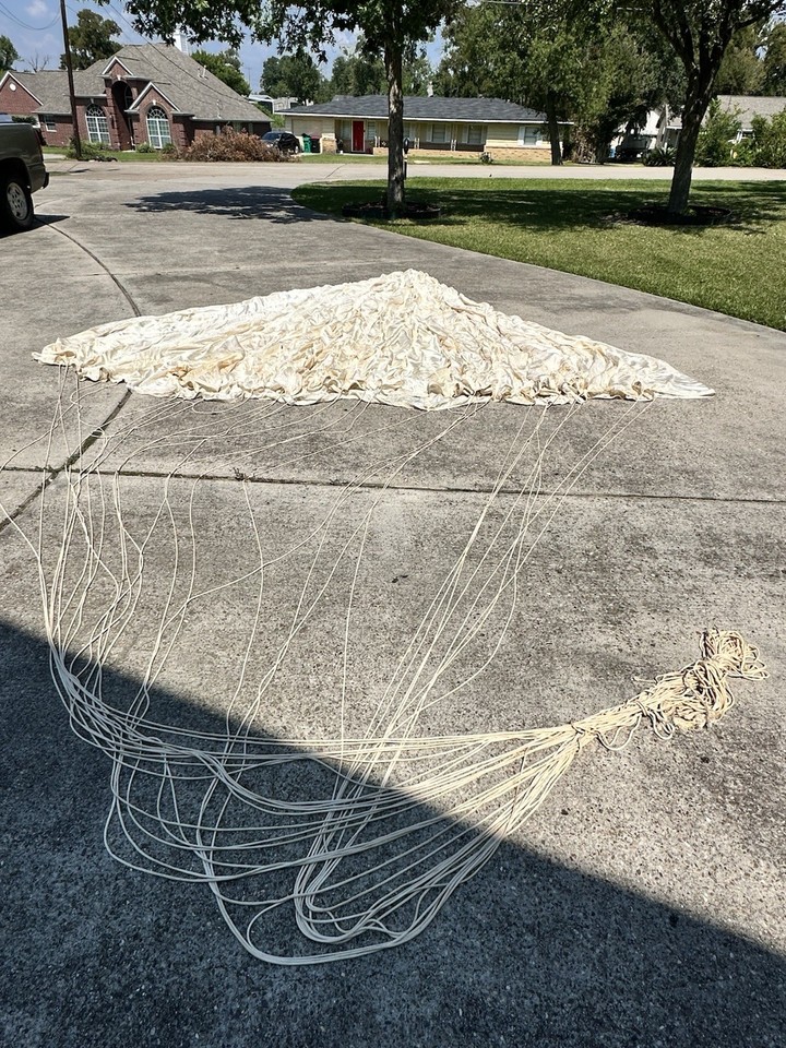 WW2 Silk US Army Type Parachute W/ Cords Made by Pioneer Parachute Oct ...