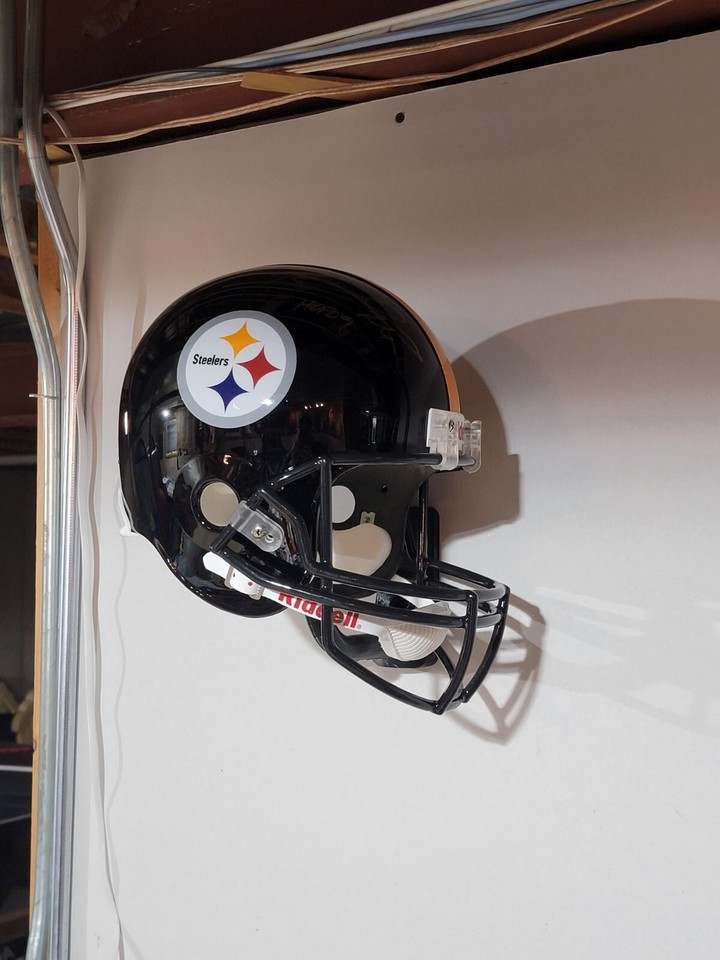 Football FULL SIZE helmet wall hanger. 3d printed PLA+, display holder ...