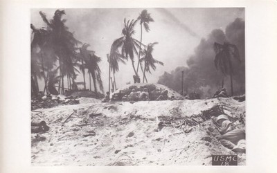 Original WWII USMC Photo US MARINES TAKE COVER BEHIND PILLBOX on TARAWA ...