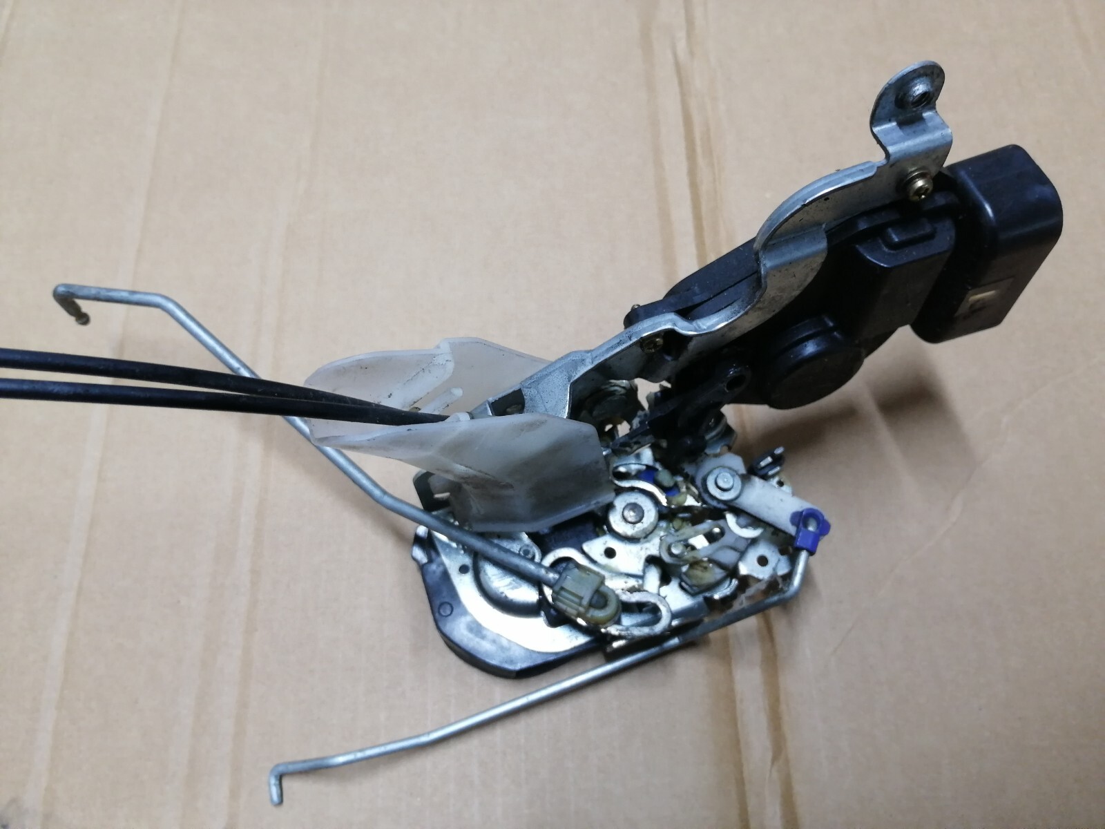 08 TOYOTA AVENSIS VERSO DRIVER SIDE RIGHT FRONT DOOR LOCK CATCH ...