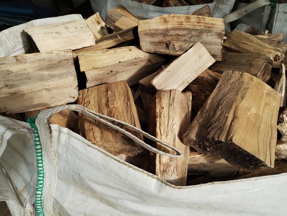 Firewood Logs for woodburners - builders' ton bag of split logs - all ...