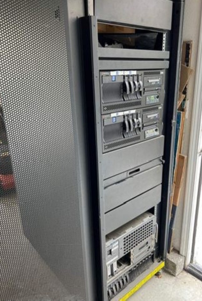 42U IBM Fully Enclosed Server Rack 7014-T42:44”x26”x80” | eBay