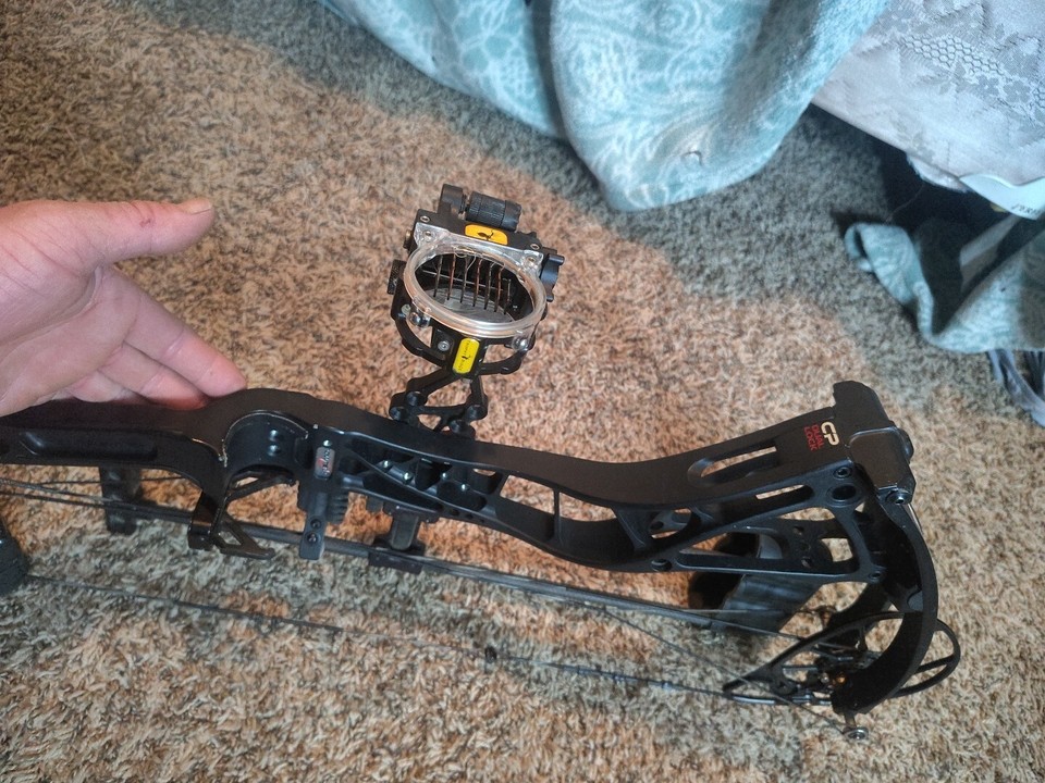 BOWTECH RH SR6 70# DRAW WEIGHT 29 IN DRAW BLACK FULLY LOADED UP TO 352 ...