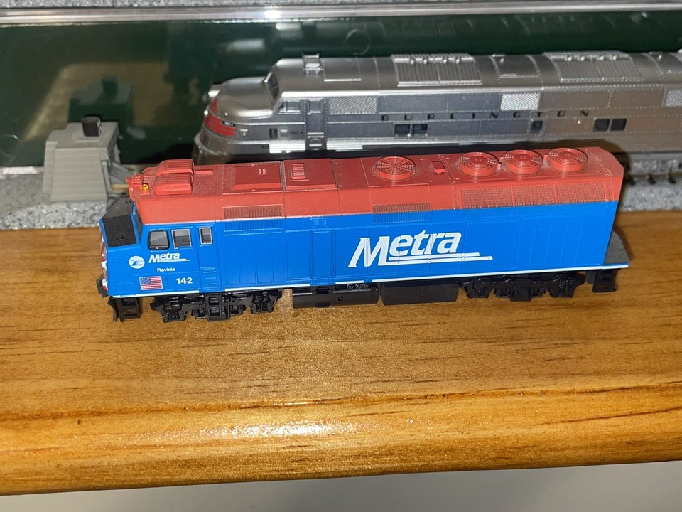 Kato N Scale Metra F40PH with 2 Metra Cars And 2 Cab Cars, DC/DCC Ready ...