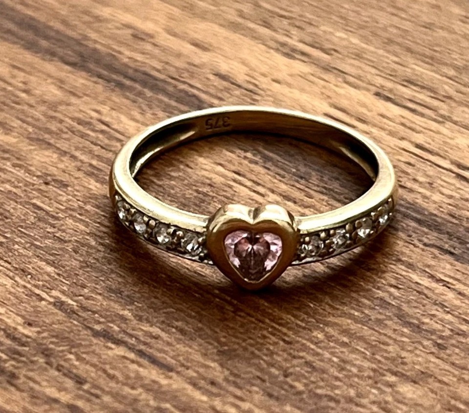 9ct gold ring with pink heart shaped paste, weight 1.63g, stamped 375 ...