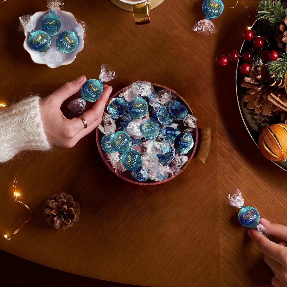 Lindt Lindor CINNAMON SWIRL Chocolate Truffle New Limited Edition - UK ...