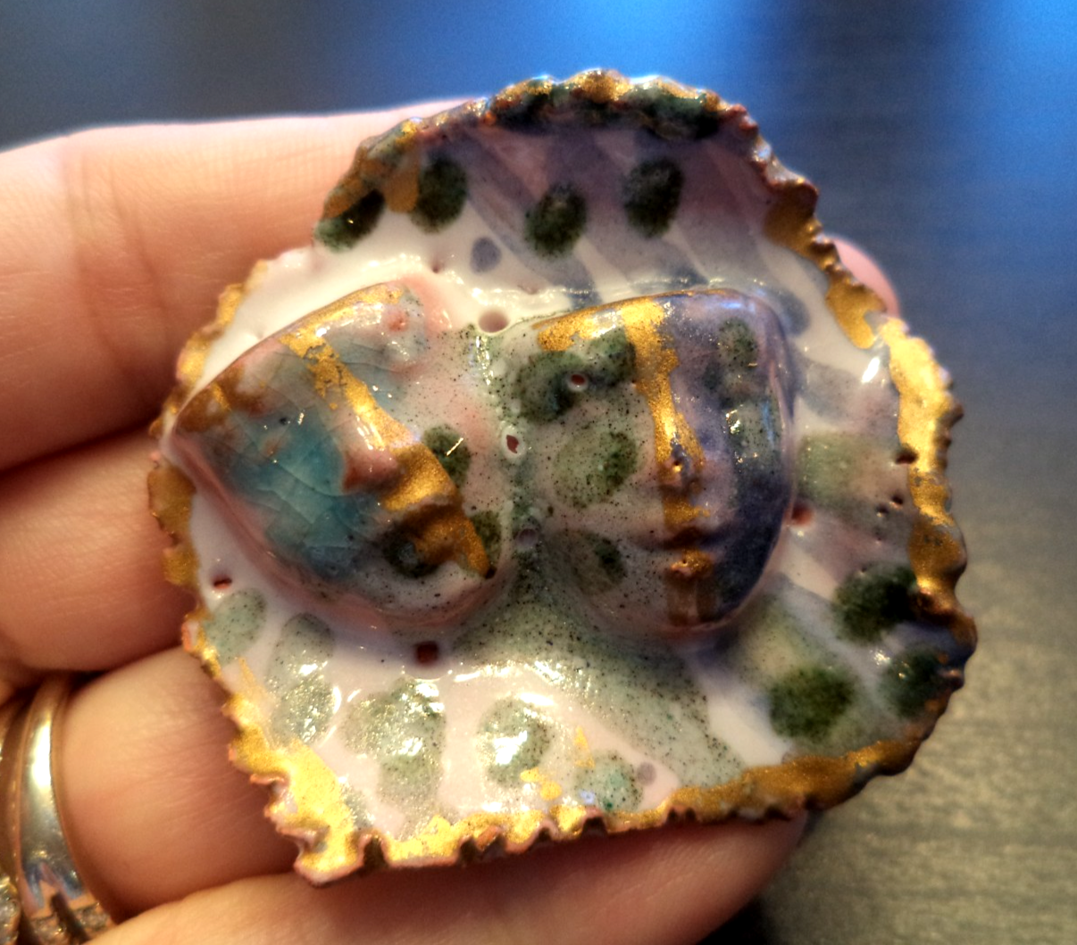 STUNNING VINTAGE ESTATE ARTISAN GLAZED CERAMIC FACE 2" BROOCH! G31885 ...