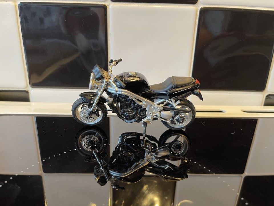 Triumph Speed Triple 1/18 Scale Motorbike Model Maisto No Box | eBay UK