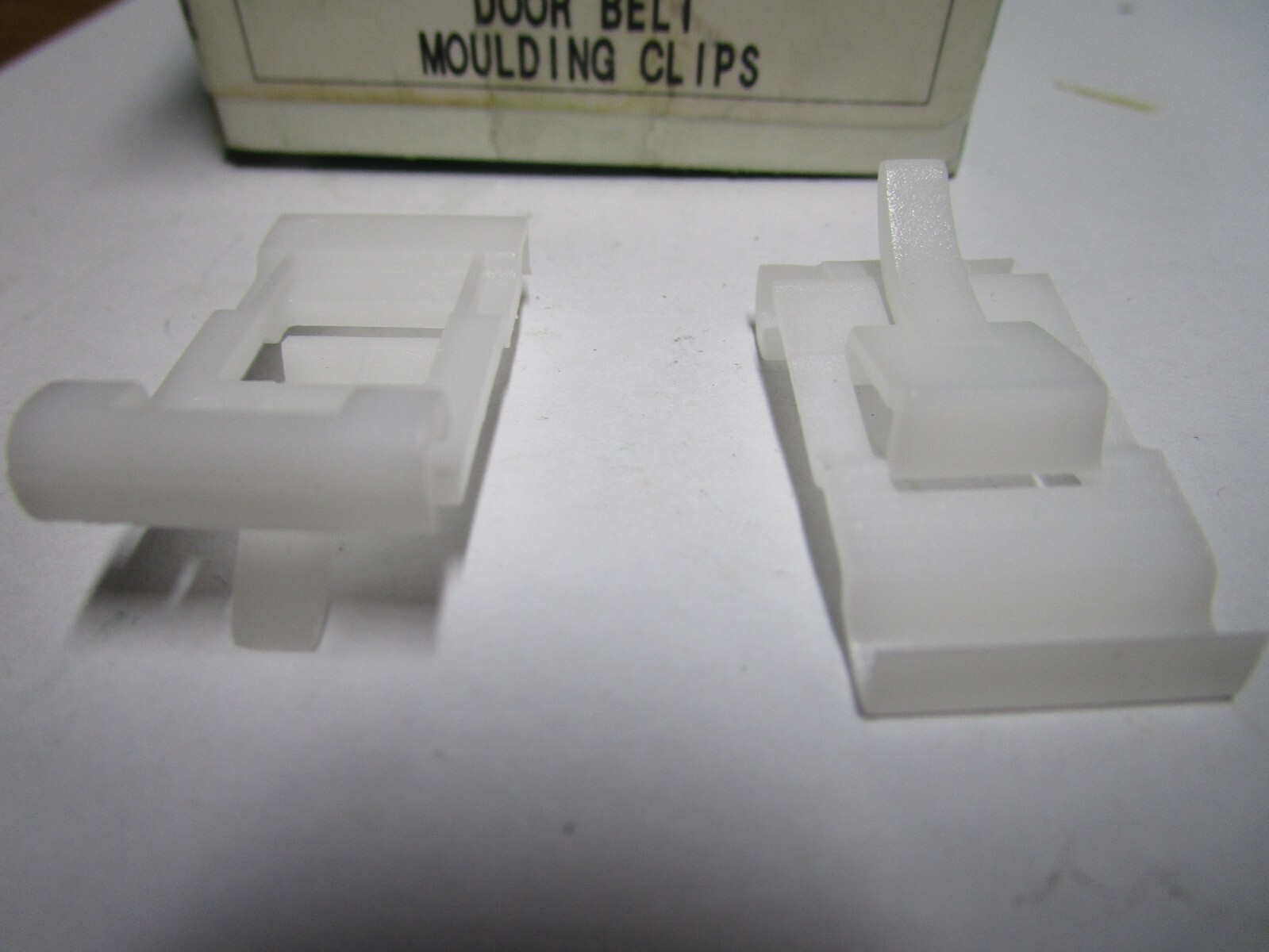 AUVECO 19752 FORD DOOR BELT MOULDING CLIP QTY 15 | eBay