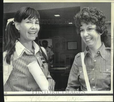 1973 Press Photo Astronaut's wives Jane Conrad and Shirley Kerwin in ...