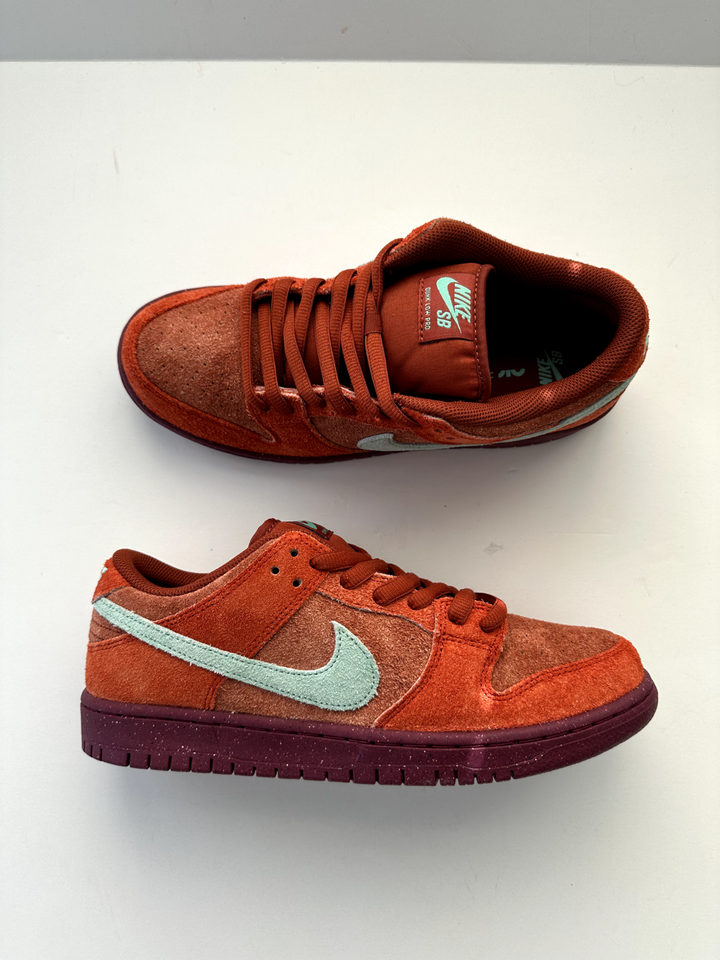 NIKE SB MYSTIC RED/EMERALD RISE DUNK LOW (SIZE 9) (DV5429-601) WIZARD ...