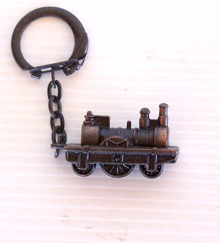 VINTAGE TRAIN ENGINE BLACK LOCOMOTIVE SOUVENIR METAL KEY CHAIN KEYRING ...