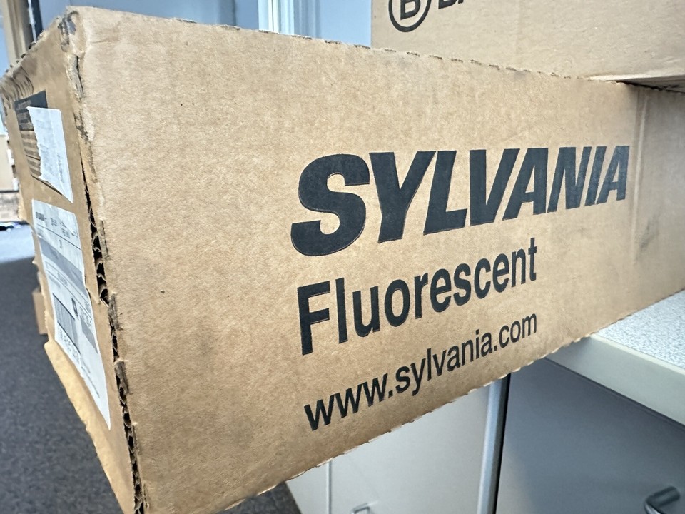 NEW Case of 30 Sylvania Octron FO25/830/ECO 25W Fluorescent Bulbs T8 ...