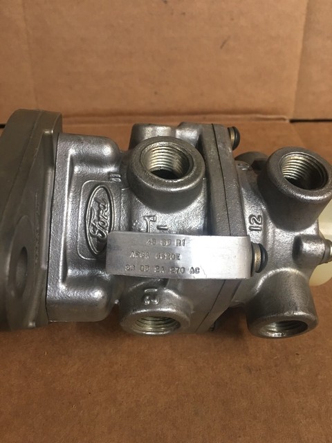 - OEM Ford E6HZ-2A270-B Air Brake Foot Control Valve 1986-1994 CF600 ...