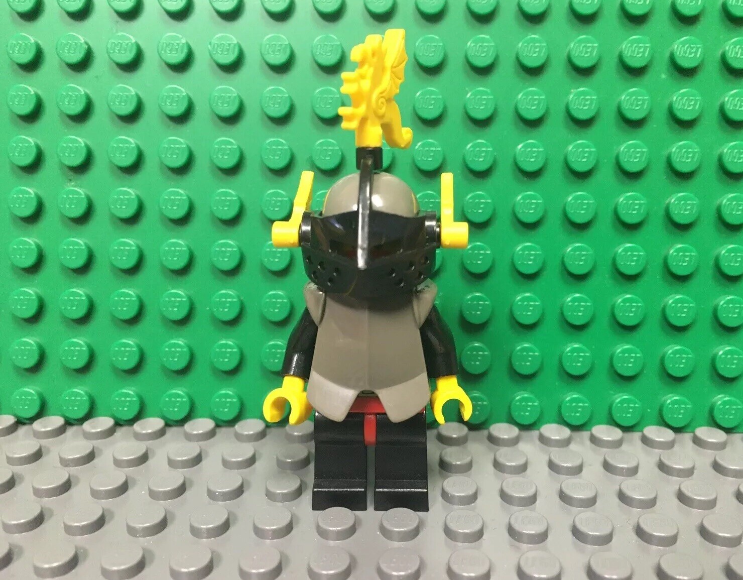 Lego Vintage BLACK KNIGHT shield dragon plume Castle minifigure 6086 ...