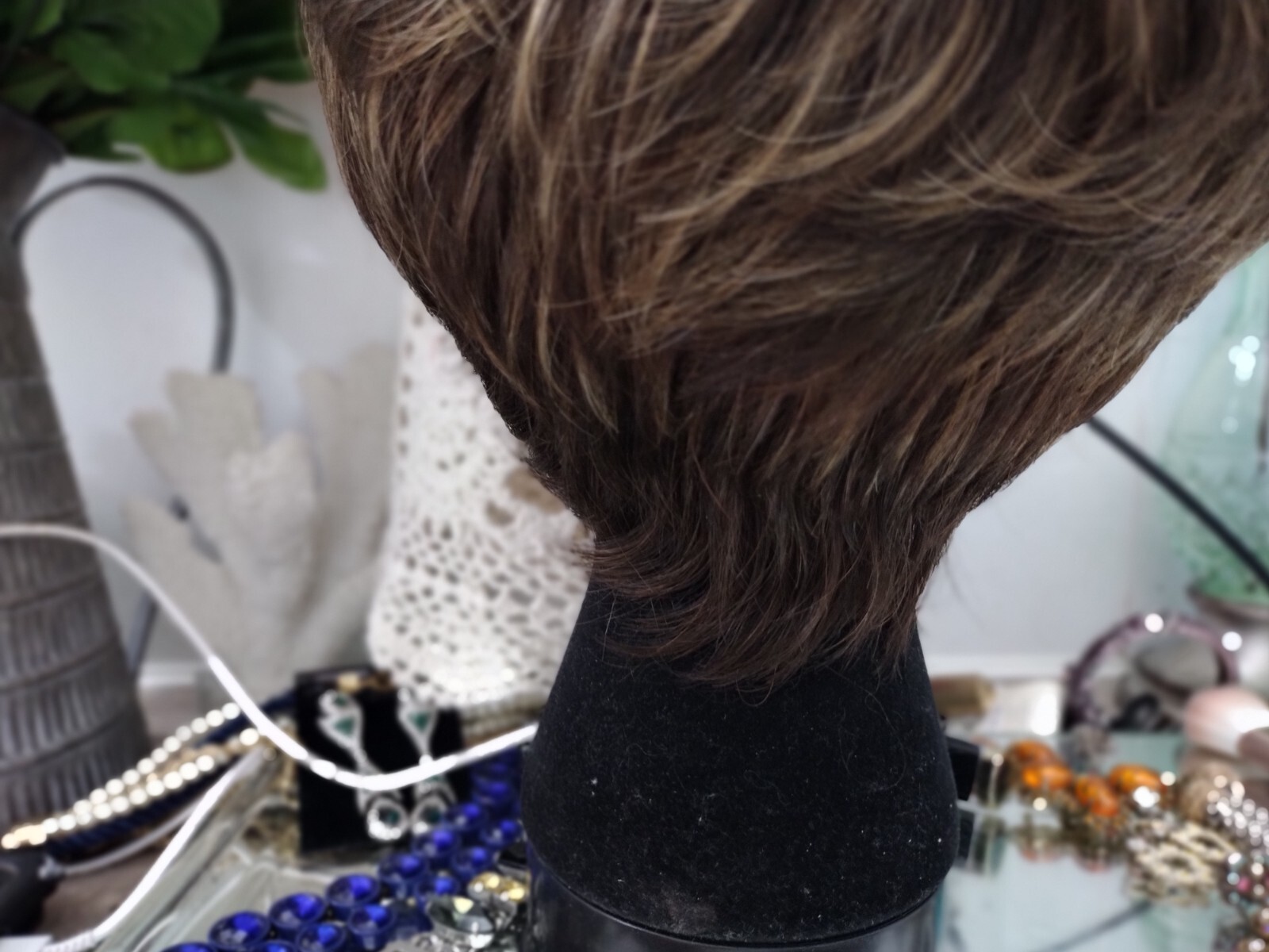 New Godiva's Secret Wig Short Wavy Brown Blonde Highlights Dark Roots ...