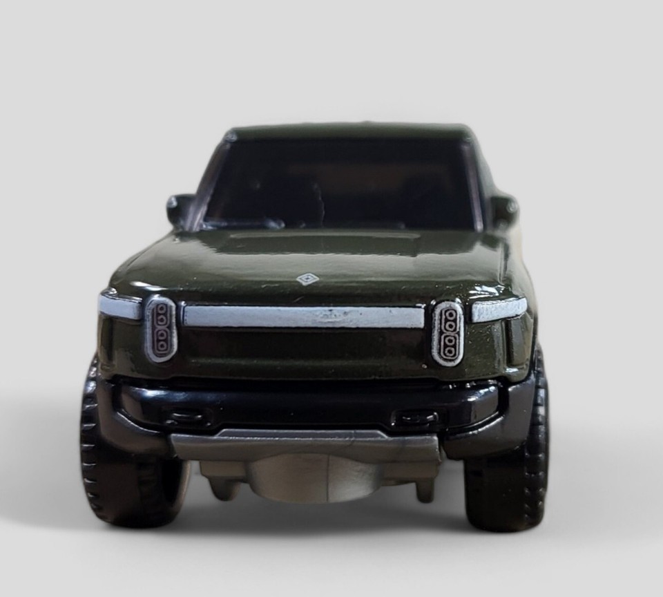 RIVIAN R1T Diorama Collectible DieCast Model Truck EV 1:64 Green LOOSE ...