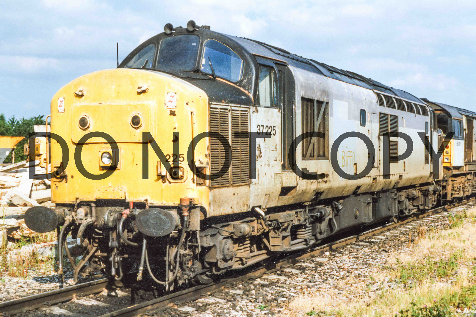 UK DIESEL TRAIN RAILWAY PHOTOGRAPH OF CLASS 37 LOCO 37225. RM37-787 | eBay