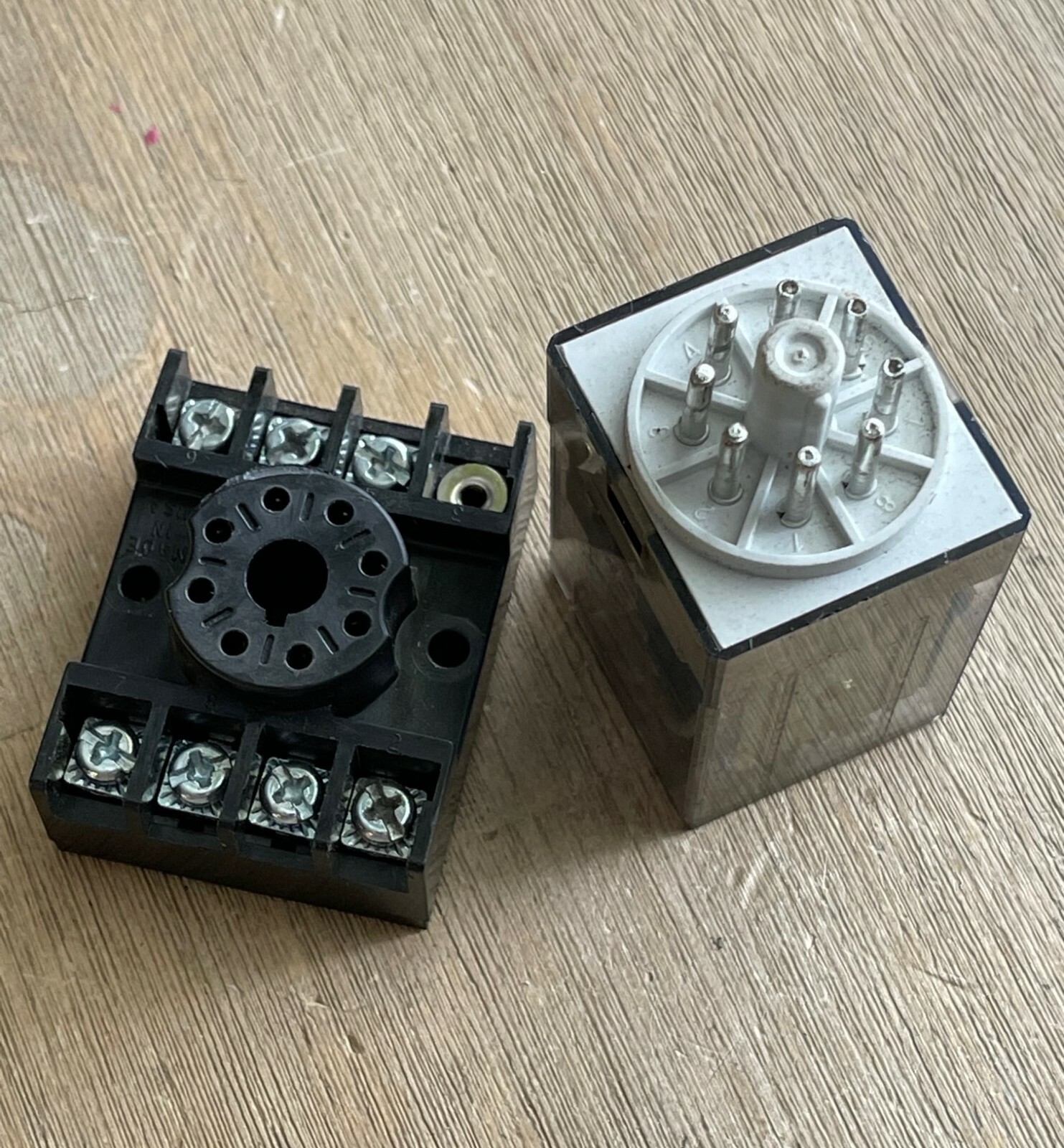 ALLEN BRADLEY 700-HA32Z24 SER D RELAY 24VDC 8 PIN W/700-HN125 SER A ...