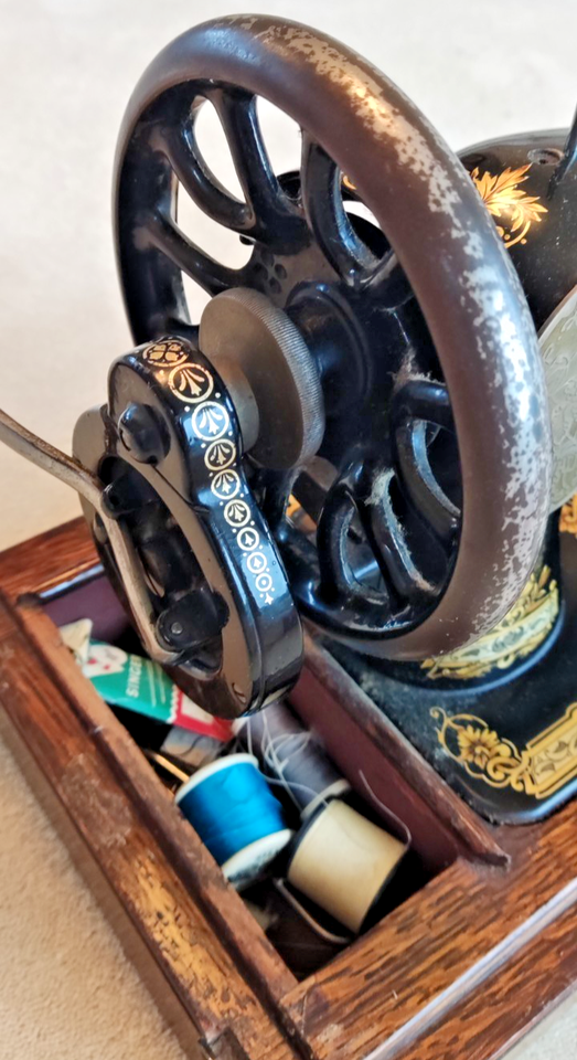 Antique Singer 28K Hand Cranked Sewing Machine. 1910 model with oak ...