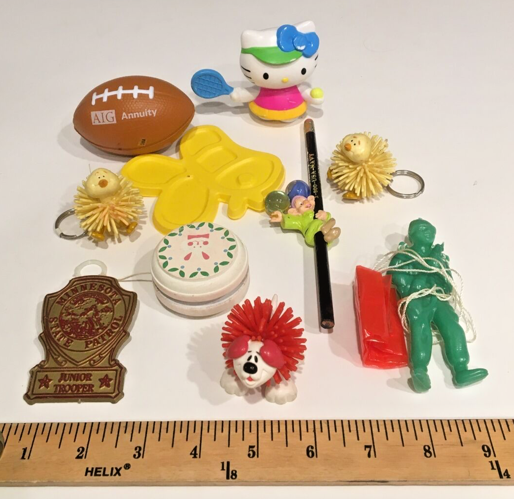 TOY LOT HELLO KITTY DOPEY DWARF ARMY PARACHUTE CHICK KEYCHAIN WOOD YOYO ...