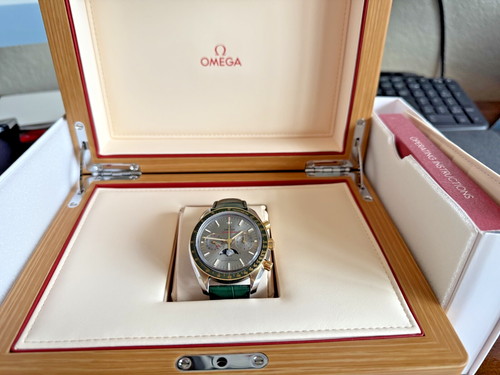 OMEGA Speedmaster Moonphase YG Bezel. Upgraded Green Omega Alligator ...