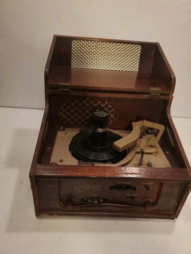 Vintage Ristaucrat Dial-o-Matic Model 2020 Record Player. Spins Needs ...