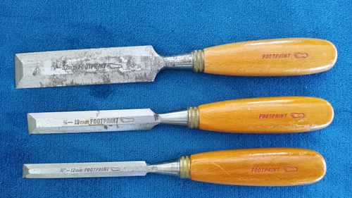 3 VINTAGE FOOTPRINT OF SHEFFIELD WOOD CHISELS 1 1/4'', 3/4'' and 1/2 ...