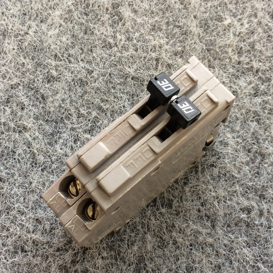 A230 30A 2 POLE SYLVANIA Challenger CIRCUIT BREAKER A 120/240 VAC Side ...