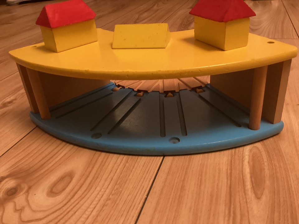 Brio Wooden Train Set Engine Shed and Splitter 4 Door Compatible with ...