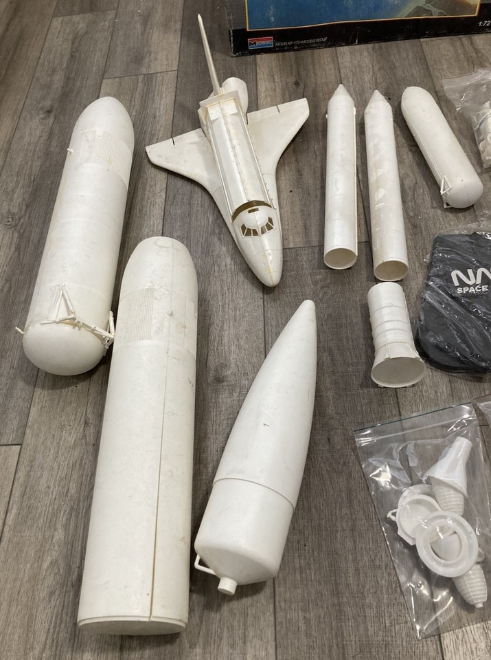 MONOGRAM Space Shuttle w/fuel tank and boosters 1:72 model kit 5900 pre ...