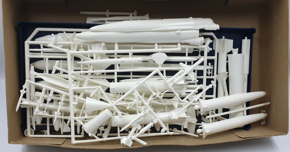 ARMY : VINTAGE U.S. SPACE MISSILES MODEL KIT MADE BY MONOGRAM IN 1969 ...
