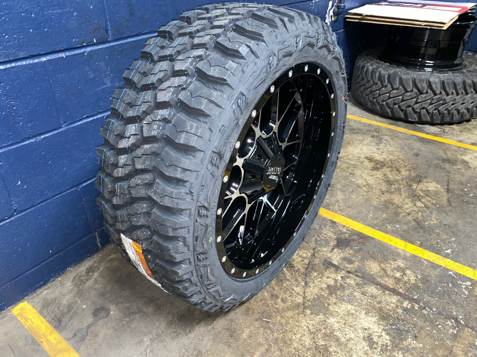 22x10 Moto Metal MO986 Siege Wheels Rim 33" MT Tires 5x5 Jeep Gladiator ...