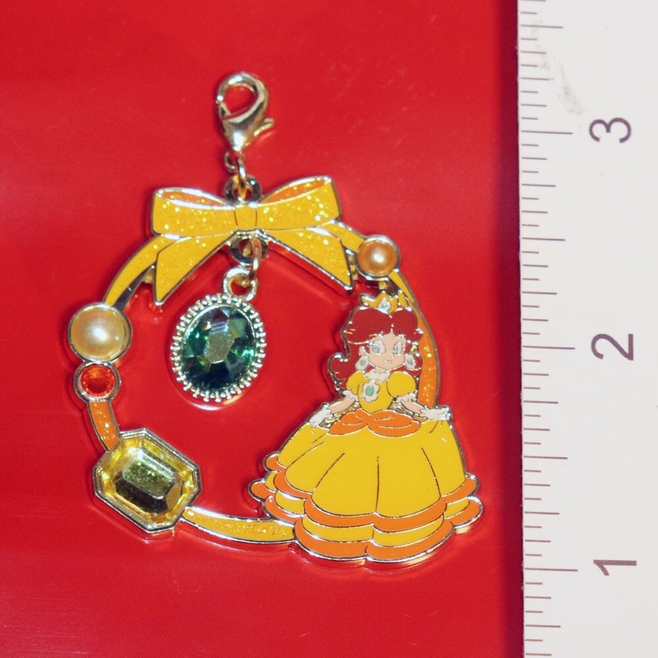 SUPER NINTENDO WORLD Princess Daisy Metal Charm Keychain USJ JAPAN ...