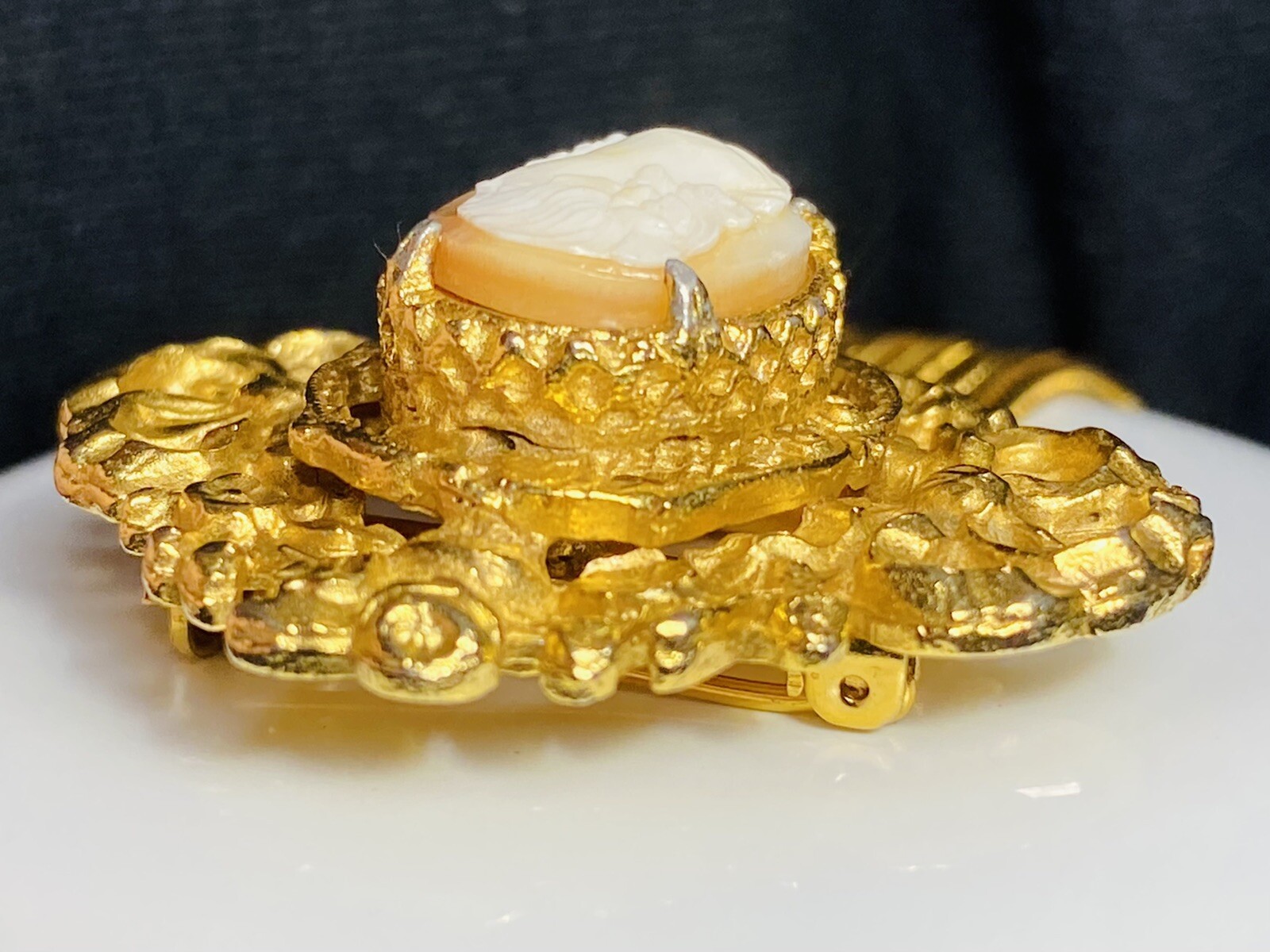 Vintage Cameo SIGNED "Geno" Hand-carved - Richelieu 1960s Brooch Pin ...