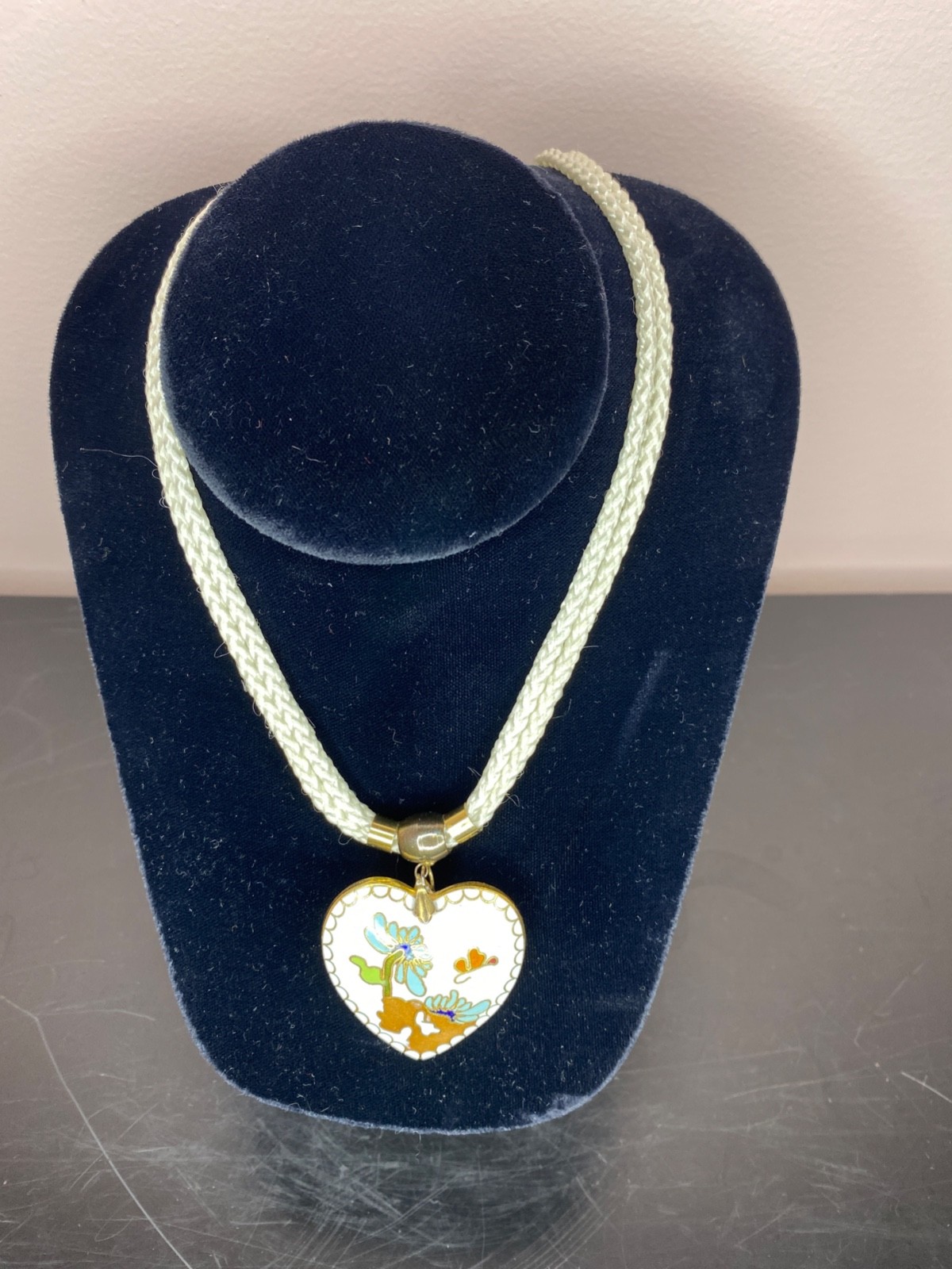 MONET 50'S LARGE WHITE HEAVY CLOISONNE BUTTERFLY NECK… - Gem