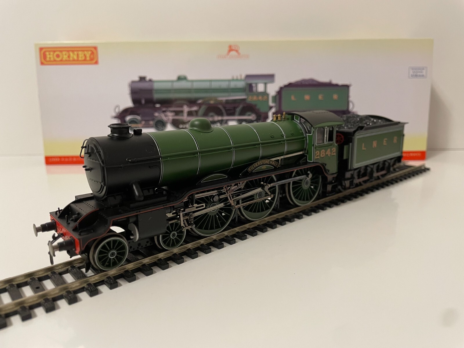 Hornby Class B17 4-6-0 2842 "Kilverstone Hall" Model Kit - Lined Apple ...