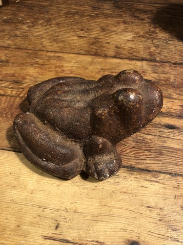 ANTIQUE VINTAGE CAST IRON BROWN FROG OR TOAD DOORSTOP GARDEN ORNAMENT ...