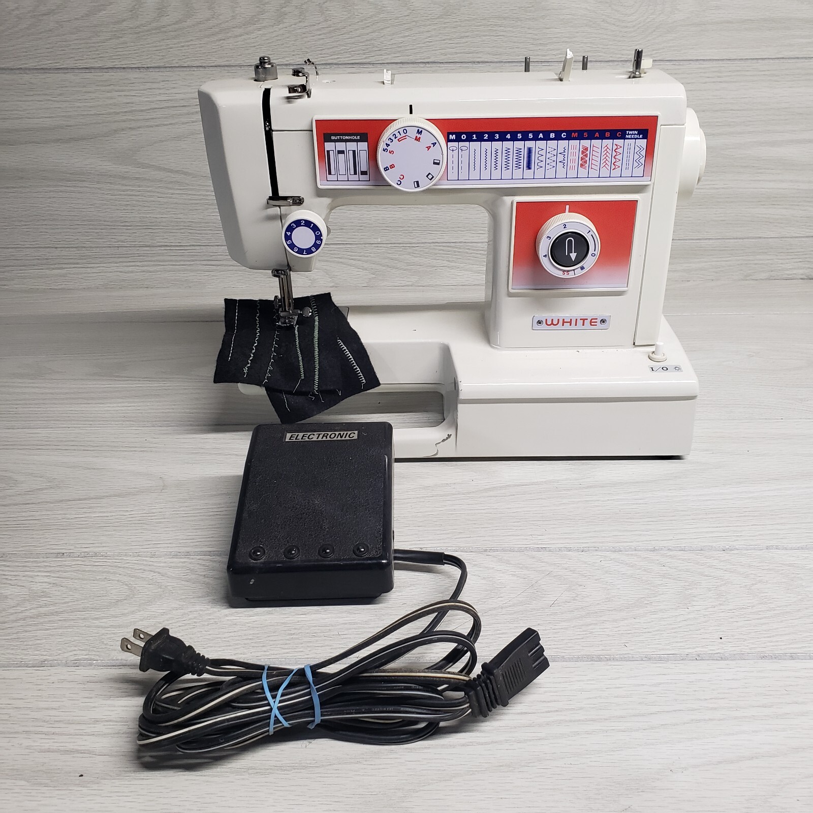 Vintage White Sewing Machine Model 1422 with Foot Pedal *AS IS* | eBay