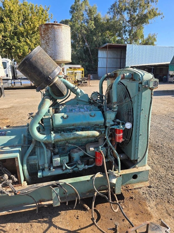 200 kw 350hp turbo diesel generator with only 28hrs on it. (see photos ...